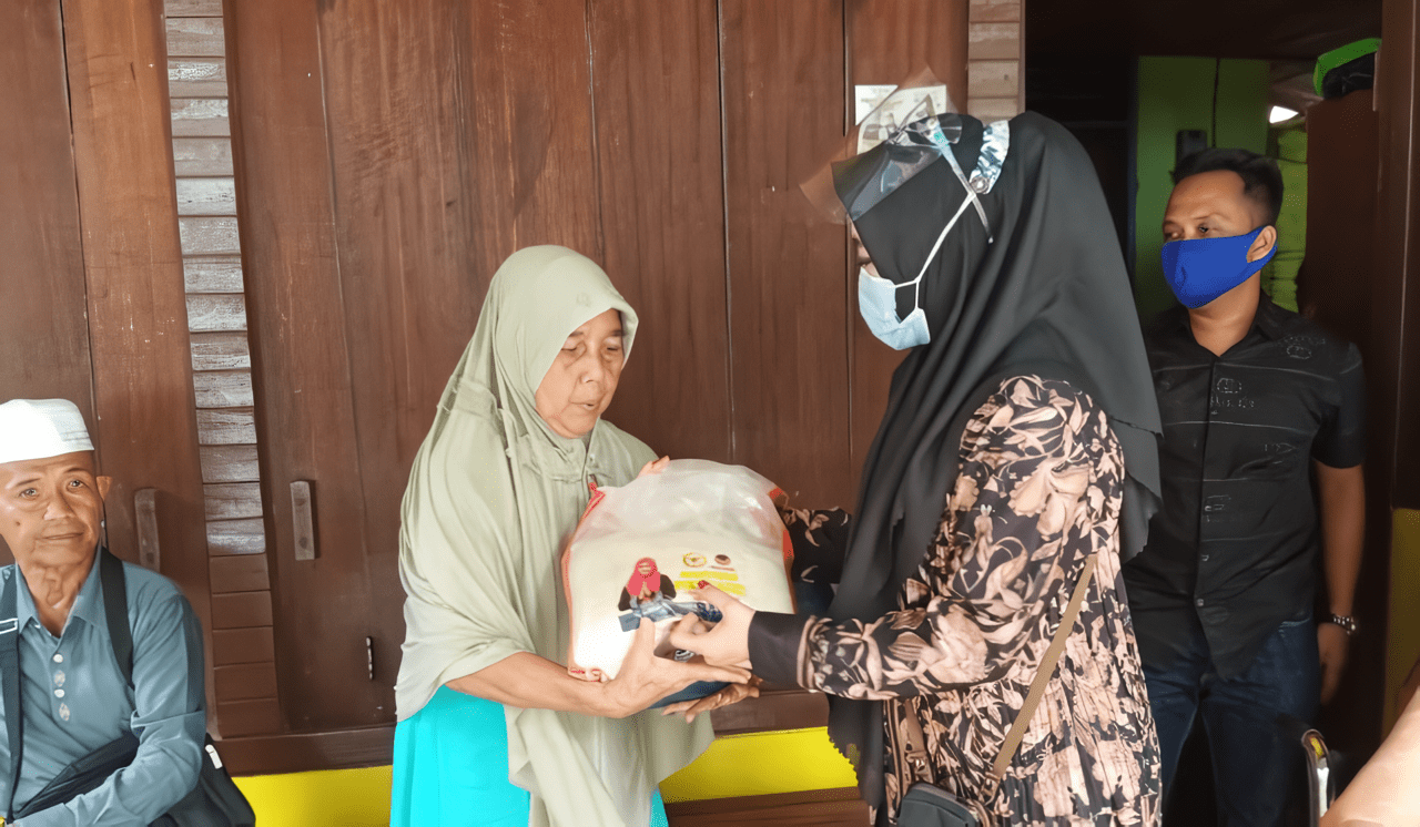 Lisda Hendrajoni Bagikan 1.000 Paket Bantuan kepada Lansia di Sumbar - EMedia DPR RI