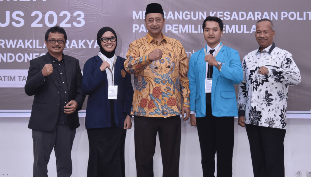 Pentingnya Kesadaran Politik Bagi Generasi Muda - EMedia DPR RI
