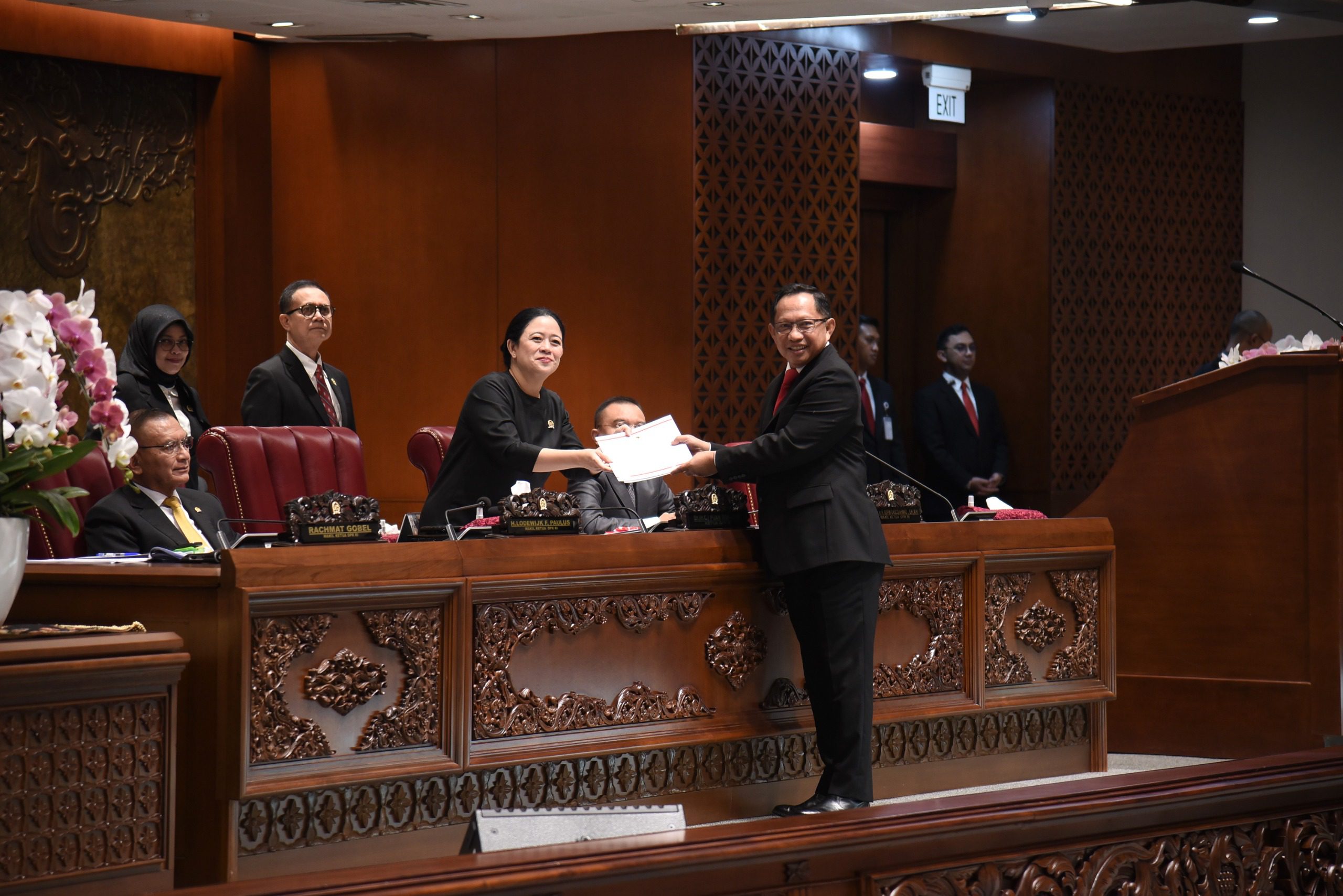 Tok! DPR Resmi Sahkan RUU Desa Menjadi UU - EMedia DPR RI Tok! DPR Resmi Sahkan RUU Desa Menjadi UU - EMedia DPR RI