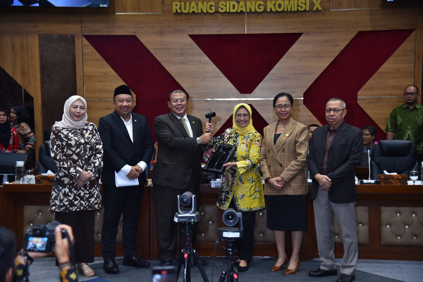 Cucun Ahmad Syamsurijal Tetapkan Pimpinan Komisi X DPR RI 2024-2029 - EMedia DPR RI