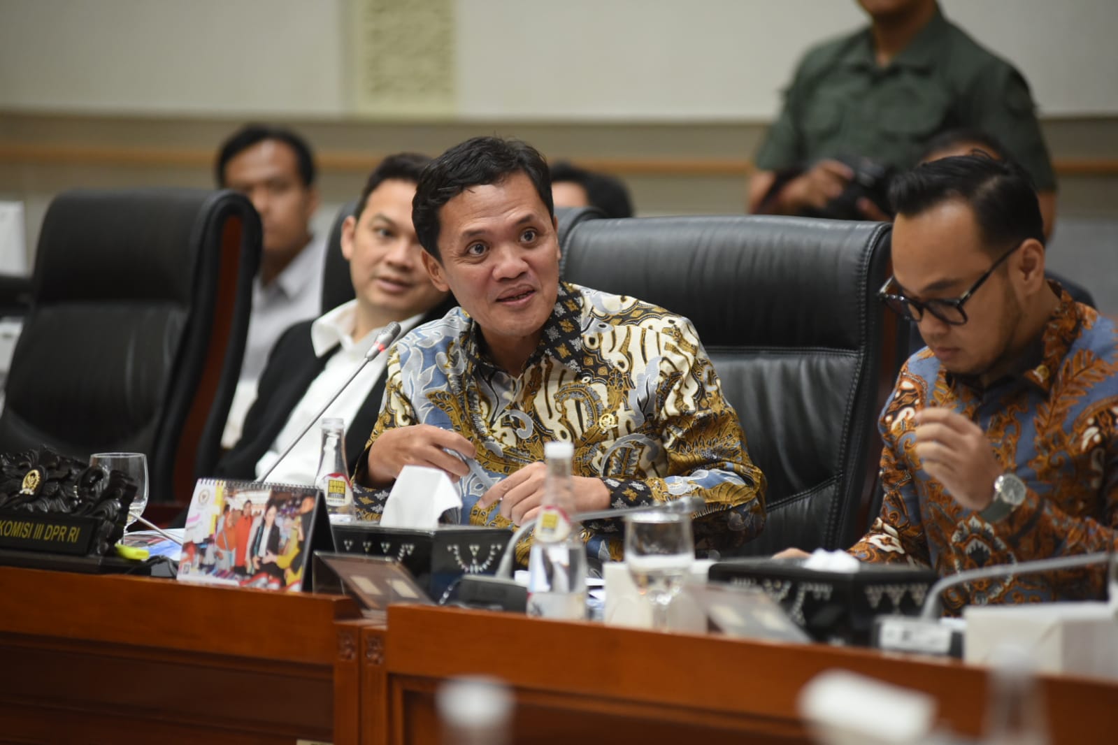 Tidak Lakukan Korupsi dan Penghilangan Nyawa, PTDH Ipda Rudy Soik Perlu Dievaluasi - EMedia DPR RI